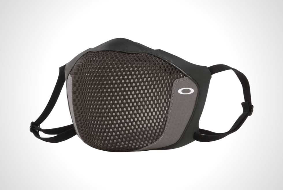 The Oakley MSK3 face mask eyewear-friendly and stops it from fogging as ...